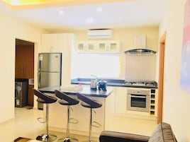 Apartamento, 2 quartos | Cozinha privada | Um frigorífico/congelador grande, um micro-ondas, um forno 