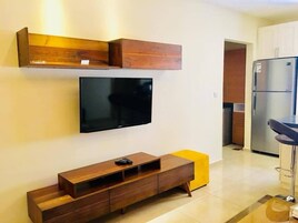 Apartamento, 2 quartos | Sala de estar | Televisor LCD de 42 polegadas com canais via satélite, televisor 