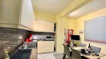 Apartamento | Cozinha privada | Um frigorífico/congelador grande, um forno, uma placa de cozinha