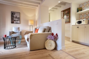One Bedroom Suite | Sala de estar | TV de ecrã plano