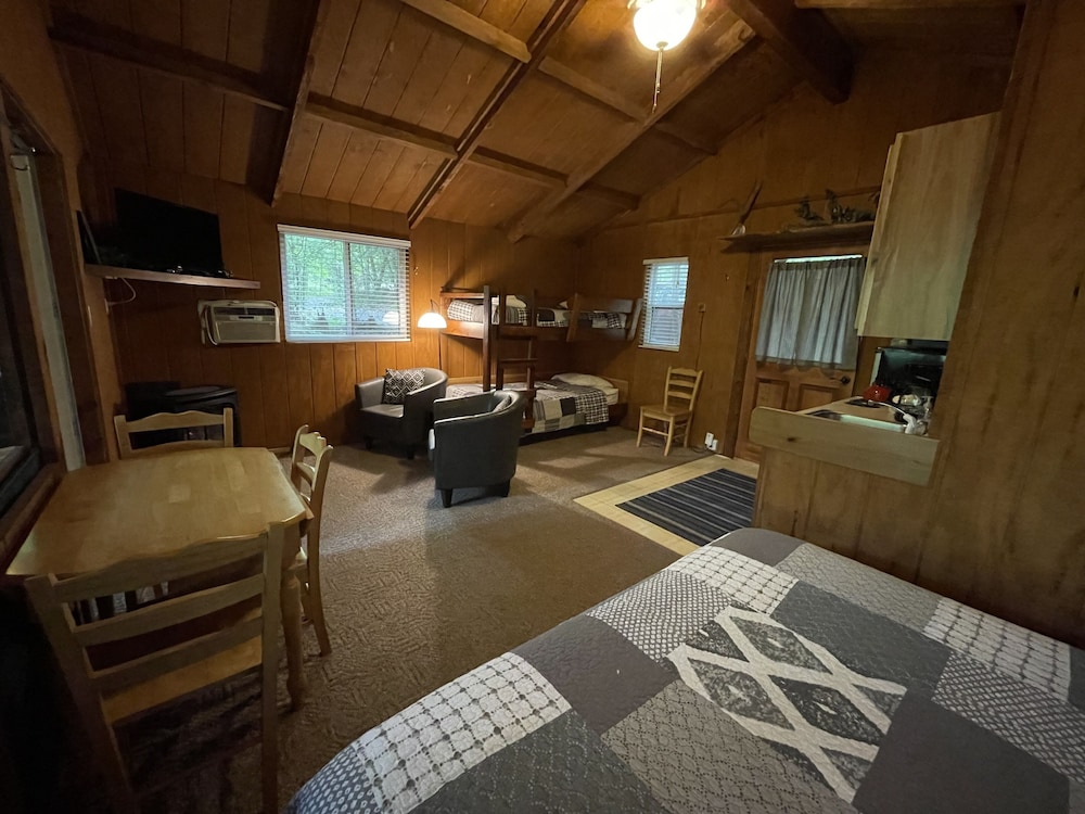 Cozy Romantic Cabin With Hot Tub On Screened Porch - Fayetteville, WV