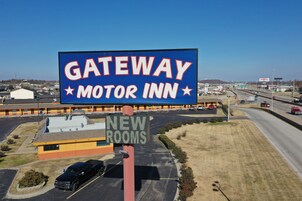 Um grande letreiro do Gateway Motor Inn anunciando novos quartos.