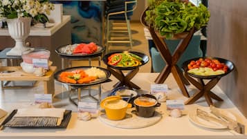 Café da manhã com buffet todos os dias (THB 350 por pessoa)