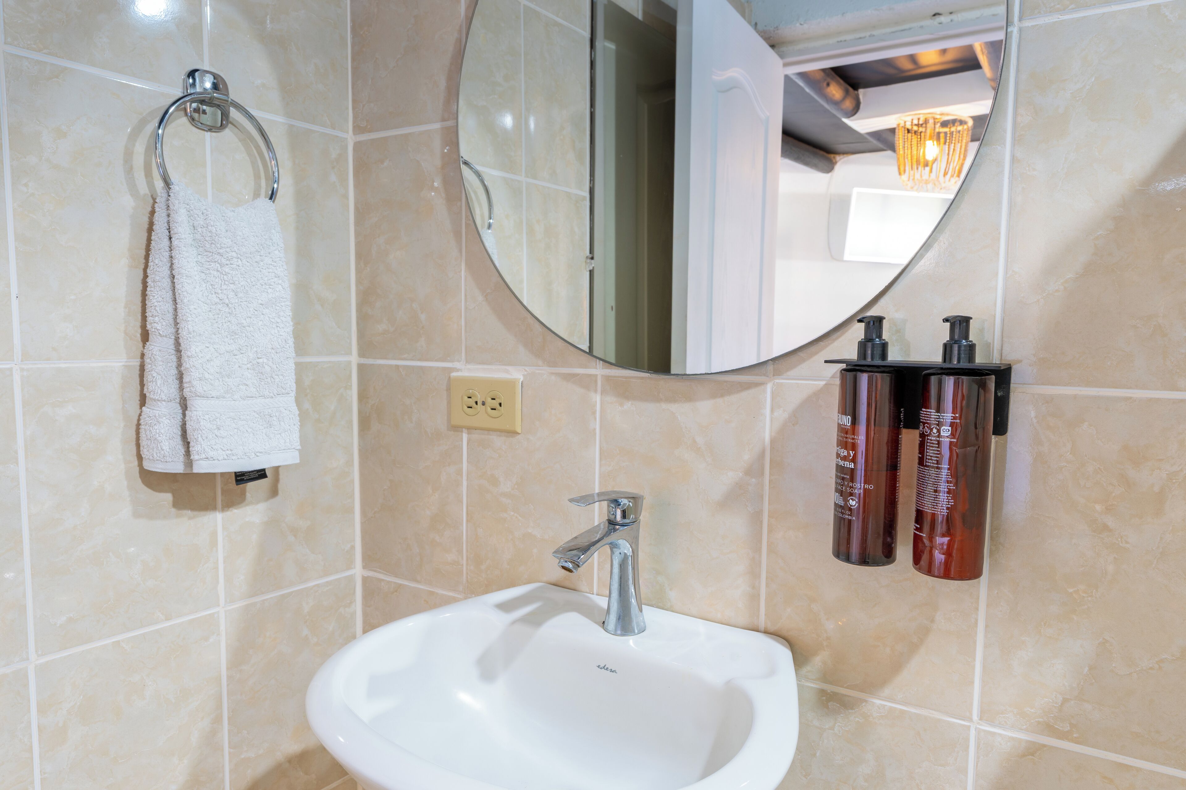 Quarto Superior, 1 cama king-size | Casa de banho | Um polibã, um chuveiro fixo, um secador de cabelo (mediante pedido) 