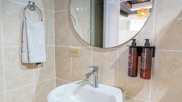 Quarto Superior, 1 cama king-size | Casa de banho | Um polibã, um chuveiro fixo, um secador de cabelo (mediante pedido)