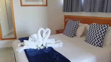 Apartamento Familiar, 1 quarto | 2 quartos, roupa de alta qualidade, secretária, ferro/tábua de engomar