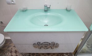 Suite Familiar | Casa de banho | Um polibã, toalhas fornecidas, papel higiénico 