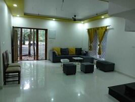 Dormitório compartilhado econômico, 3 quartos, para não fumantes, vista para a piscina | Área de estar | TV LED