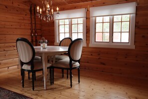 2. Langnesset, 2 Bedrooms, Mountain View, Garden Area | Cortinas blackout, quartos à prova de som