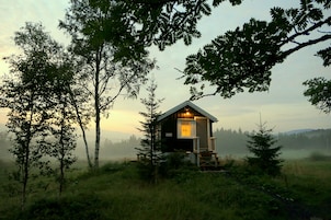 4. Snekkerbod, 2 beds, Mountain View, Shared Bathroom | Cortinas/cortinados opacos, quartos insonorizados