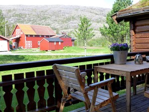 2. Langnesset, 2 Bedrooms, Mountain View, Garden Area | Cortinas blackout, quartos à prova de som