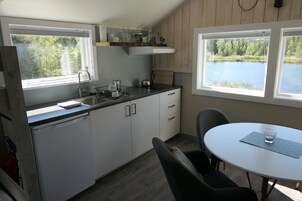 3. Sommerfjøs, 4 beds, Lake View, Shared Bathroom | Cortinas/cortinados opacos, quartos insonorizados