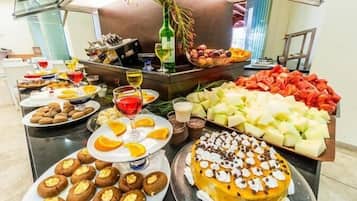 Pequenos-almoços, almoços e jantares servidos