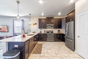 Vila, vários quartos | Cozinha privada | Lava-louças