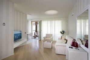 Apartamento luxo | Área de estar | TV de tela plana