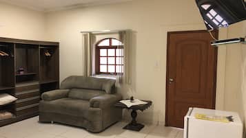 Quarto triplo | 1 quarto, frigobar, escrivaninha, Wi-Fi de cortesia