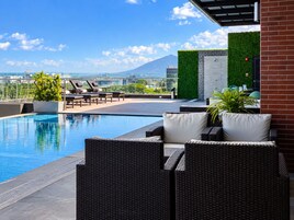 Piscina no piso superior