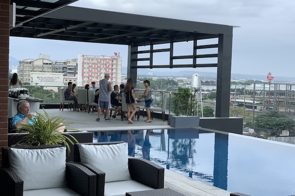 Piscina no piso superior