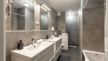 Apartamento, 2 quartos | Banheiro | Produtos de toalete biodegradáveis, secador de cabelo, toalhas de banho