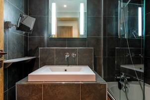 Apartamento, casa de banho anexa (Appartement B116 - Balcon) | Casa de banho | Uma banheira, papel higiénico