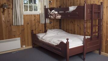 Apartamento Superior, 3 quartos, casa de banho privativa (Bedroom in basement) | 3 quartos, secretária, secretária adequada para computadores portáteis