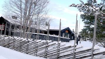 Quarto Duplo Básico, casa de banho anexa | Vista para o pátio
