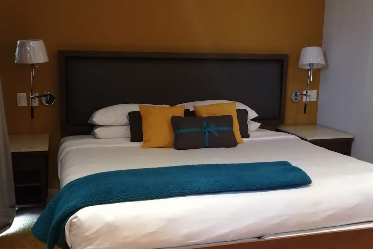 Quarto de Luxo | Cofre no quarto, ferro/tábua de engomar, Wi-fi grátis