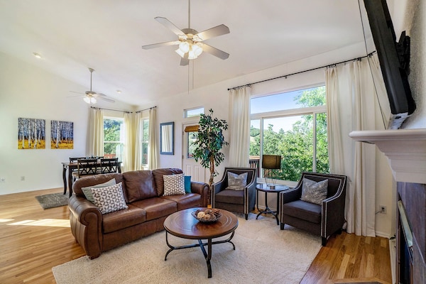 Beautifully Undated Home Under The "Rock" And 2 Minutes To Downtown - Castle Rock, CO