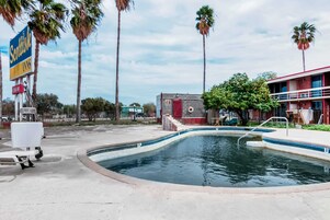 Piscina exterior sazonal 