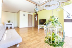 Apartamento em Condomínio Fechado (Emerald, Max 3 People) | Sala de estar | TV de ecrã plano, leitor de DVD 