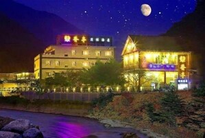 Fachada da propriedade à noite