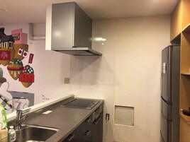 Frigobar, micro-ondas, talheres/pratos/utensílios de cozinha