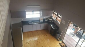 Um frigorífico, um micro-ondas, um forno, uma placa de cozinha