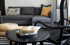 Apartamento, 1 quarto | Área de estar | Smart TV