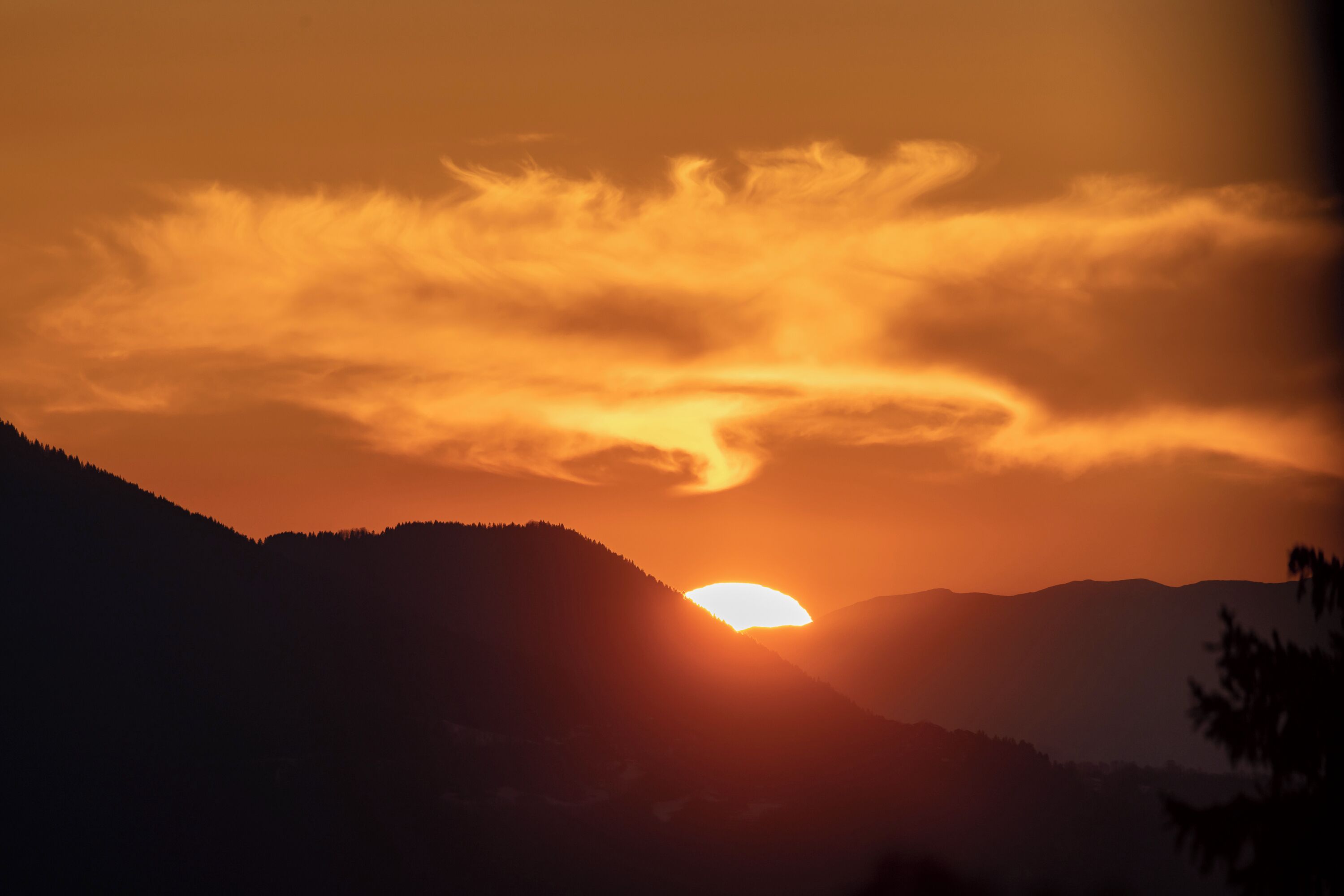 Um pôr do sol sobre uma cordilheira.