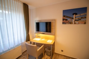 Quarto Individual Standard | Sala de estar | Televisor LED de 40 polegadas com canais via satélite, televisor
