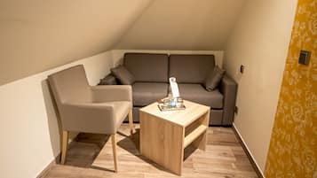 Quarto quádruplo família | Área de estar | TV LED 40 polegadas com canais via satélite, TV