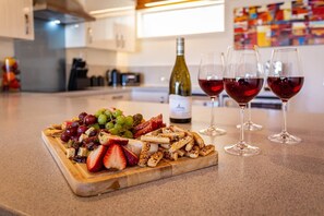 Villa (2 Bedrooms) | Cozinha privada | Um frigorífico, um micro-ondas, um forno, uma placa de cozinha