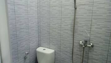 Quarto Standard | Casa de banho | Um polibã, toalhas fornecidas, sabão, champô