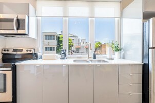 2 Bedroom Apartment | Cozinha privada | Um micro-ondas, uma cafeteira/bule, uma torradeira, Especiarias 