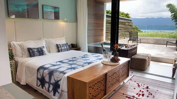 Roupas de cama premium, frigobar, cofres nos quartos, escrivaninha