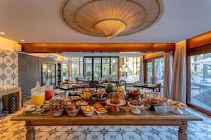 Pequenos-almoços, almoços e jantares servidos