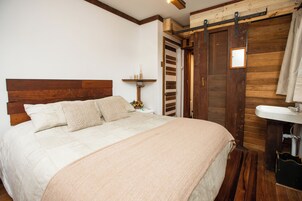 Quarto Duplo Deluxe | Cofre com capacidade para portátil, secretária 