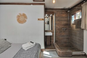 Quarto Clássico | Cofre com capacidade para portátil, secretária 