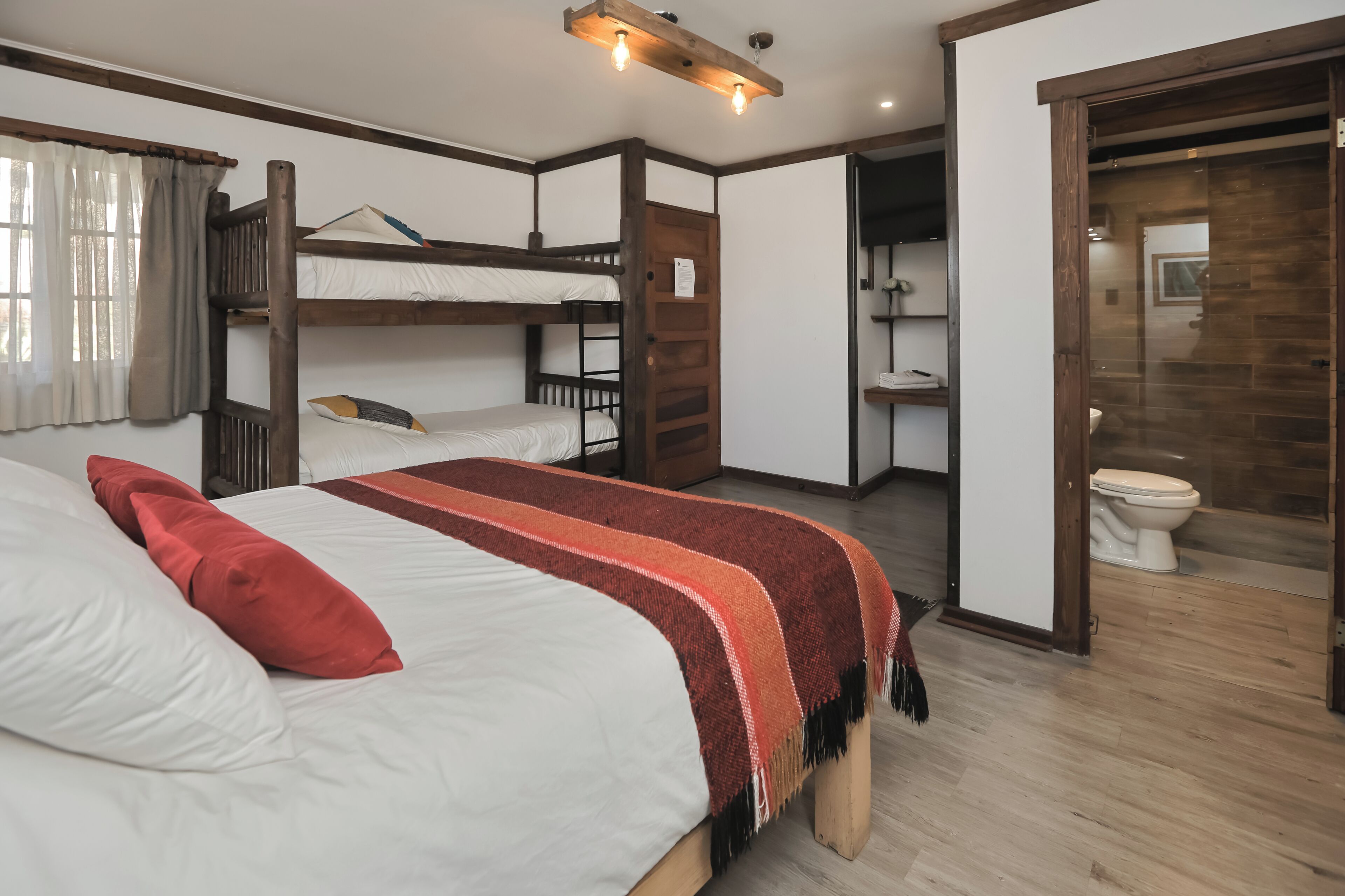 Habitacion estandar 6 | Cofre com capacidade para portátil, secretária 