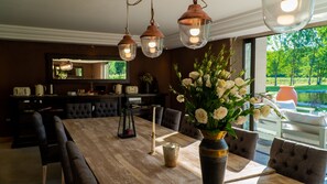 Almoços, jantares servidos, cozinha argentina, com vista para o jardim