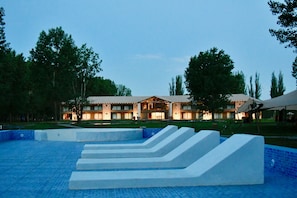 Piscina exterior, da(s) 8:00 à(s) 20:00, guarda-sóis