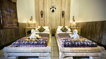 Quarto com duas camas, cada uma decorada com um cisne e um edredom estampado.