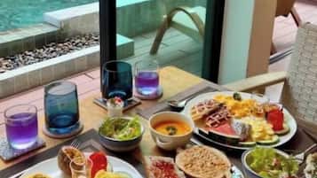 Pequeno-almoço continental diário (399 THB por pessoa)