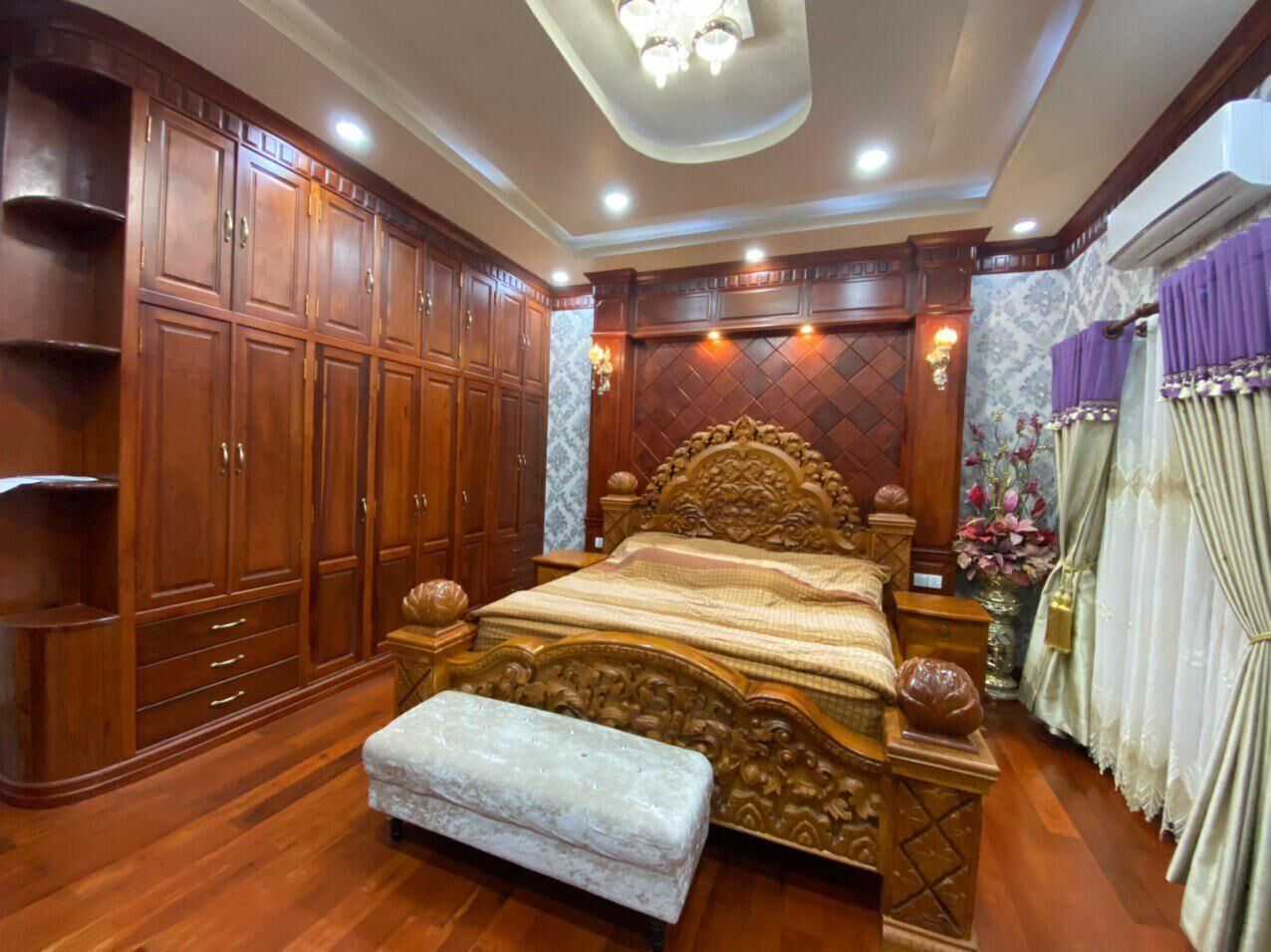 Minibar, cofre no quarto, secretária 